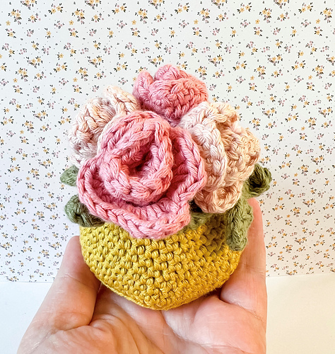 Ravelry: Rosey Posey Flowerpot pattern by Sally Drummond