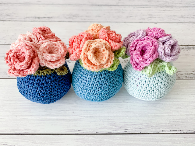 Ravelry: Rosey Posey Flowerpot pattern by Sally Drummond
