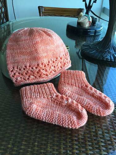 Ravelry: Toitoi Booties and Beanie pattern by Charlotte Marjoribanks