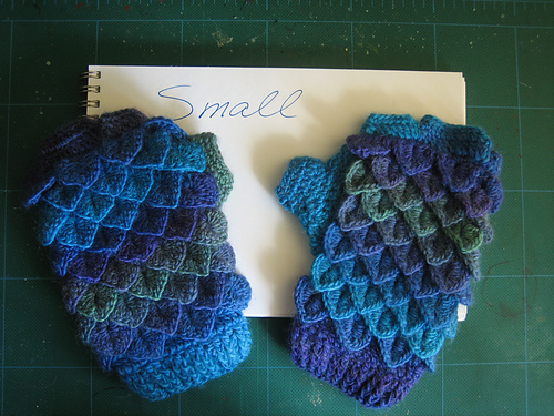 Ravelry: Crocodile Stitch "Dragonscale Fluffy Gloves" pattern by Tahara