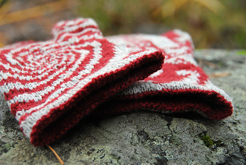 Ravelry: Vertigo (Halloween Mystery Mittens 2020) pattern by Susanna Winter