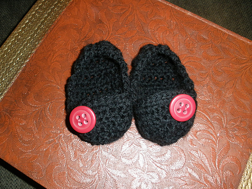 Ravelry: Cross Over Toe Baby Ballet Slippers pattern by Laura Hooker