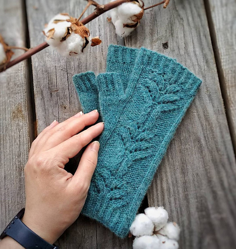 Ravelry: Hop Cone Mitts pattern by Maria Tarasova