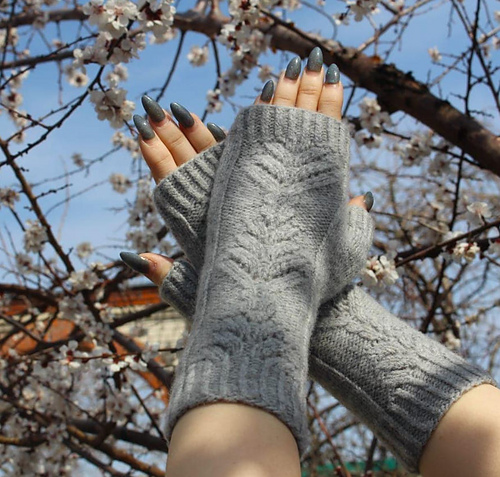 Ravelry: Hop Cone Mitts pattern by Maria Tarasova
