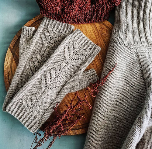 Ravelry: Hop Cone Mitts pattern by Maria Tarasova