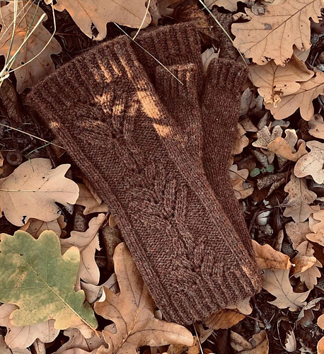 Ravelry: Hop Cone Mitts pattern by Maria Tarasova