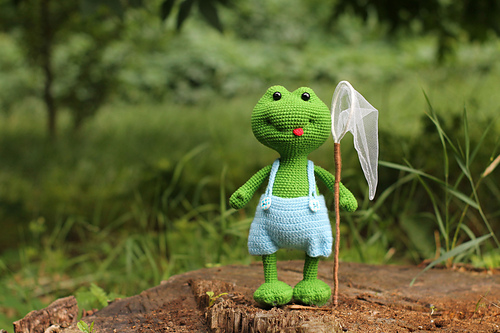 Ravelry: frog in pants with a net pattern by Tatiana Baturina