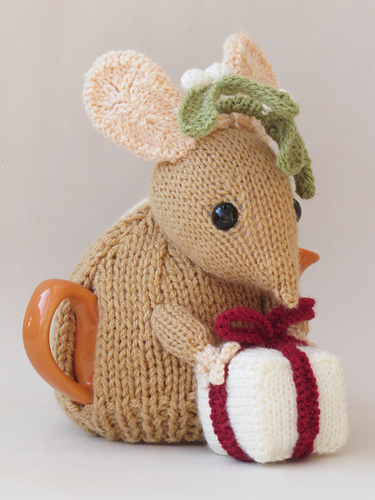 Ravelry: Christmas Mouse Tea Cosy pattern by Susan Cowper