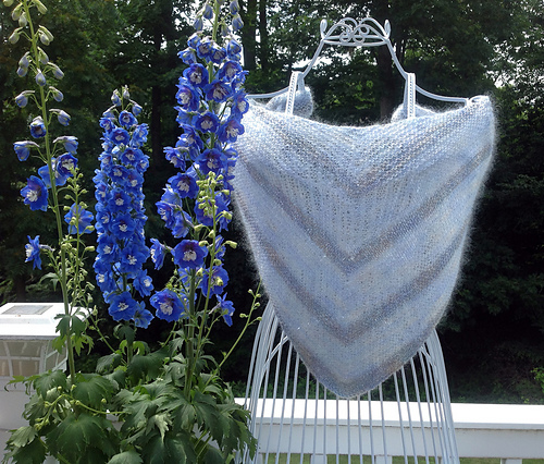 Ravelry: Shiny Garter Triangle pattern by Iris Schreier