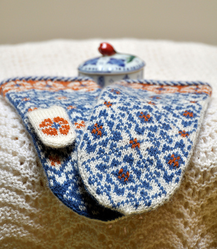Ravelry: Royal Delft Mittens pattern by The Dutch Sheep