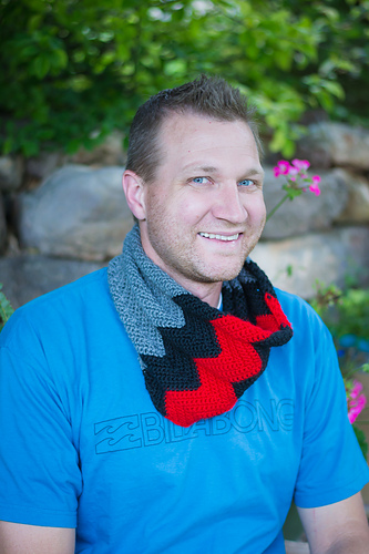 Ravelry: Chevron Cowl pattern by Kenneth Cormier
