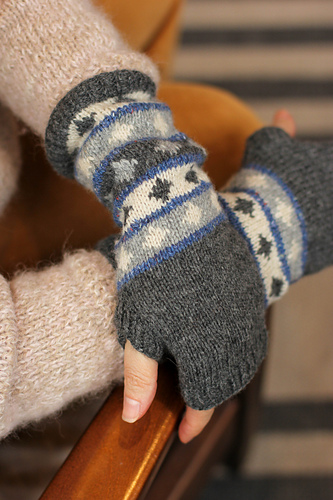 Ravelry: Diamond Mitts pattern by The Lamb & Kid Designs