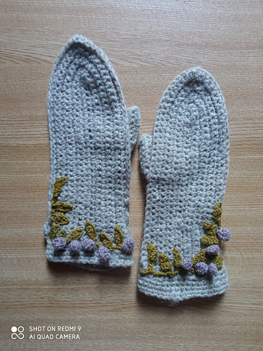 Ravelry: Blueberries Mittens pattern by The WoolenRose