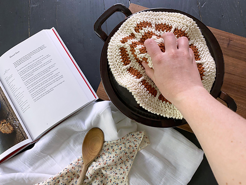 Ravelry: Encircle Me Potholder pattern by Dayna Perry Ravelry: Encircle Me Potholder pattern by Dayna Perry