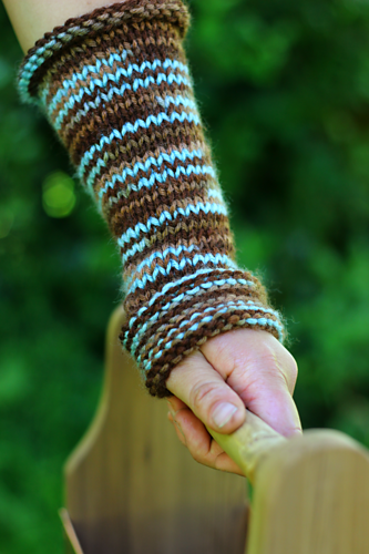 Ravelry: Je Suis Prest armwarmers (Outlander) pattern by Lydia Wilton