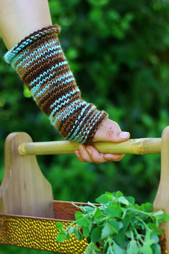 Ravelry: Je Suis Prest armwarmers (Outlander) pattern by Lydia Wilton