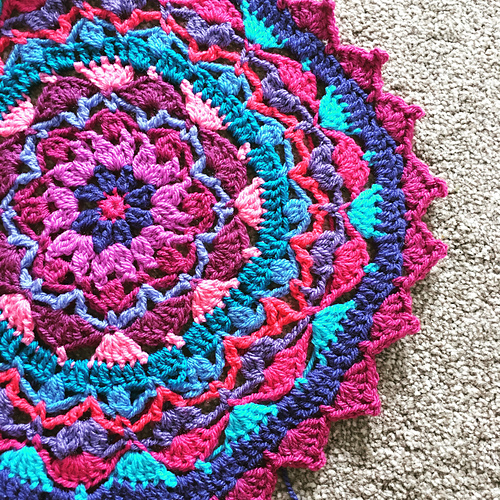 Ravelry: Mandala Shawl pattern by Elisabeth Davis de Herraiz