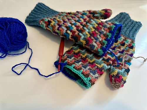 Ravelry: Scrappy Mittens pattern by Tinna Thórudóttir