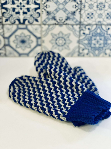 Ravelry: Scrappy Mittens pattern by Tinna Thórudóttir