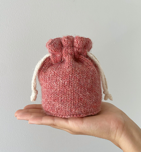 Ravelry: Purl Pouch pattern by Tori Yu