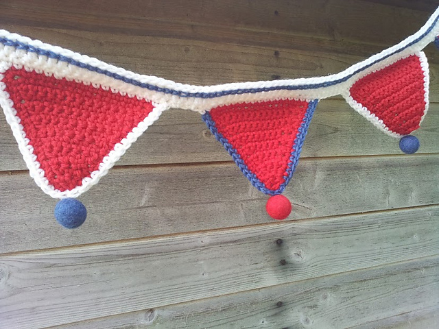 Ravelry: Triangle Bunting pattern by Tracey Todhunter