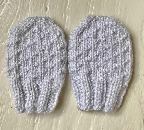 Ravelry: Little Dot Newborn Hat Mitts pattern by Tray Knowles
