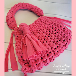 Ravelry: T Shirt Fringe Bag pattern by Laura Brian