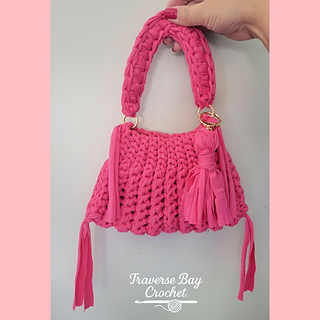 Ravelry: T Shirt Fringe Bag pattern by Laura Brian