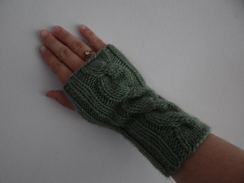 Ravelry: Mirror fingerless mittens pattern by Lucía Castellanos