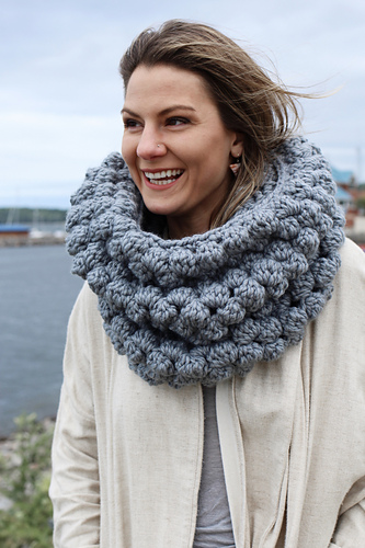 Ravelry: Cumulus Cowl pattern by Alexandra Tavel