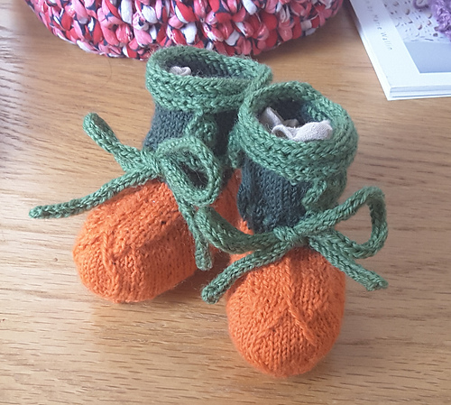 Ravelry: Pumpkin Patch Booties pattern by Kathie Popadin