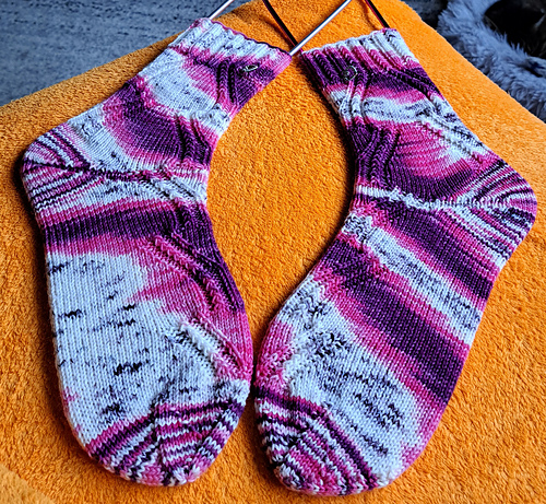 Ravelry: Sockenmuster May pattern by Petra Baur