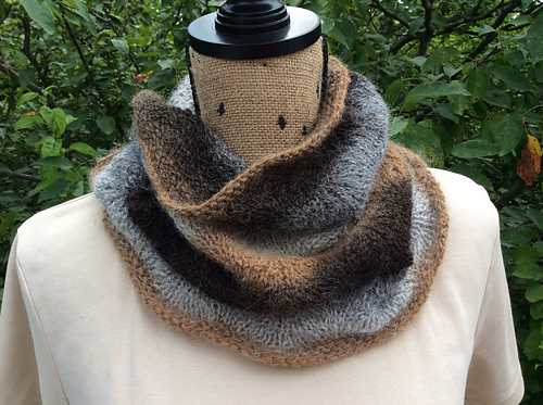 Ravelry: Catalina Cowl pattern by Kate Lore Designs