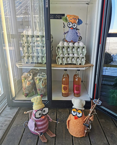 Ravelry: Påske Høner på ski pattern by Gro Vibeke Najem