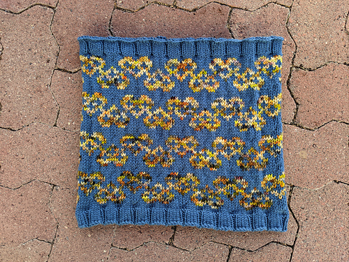 Ravelry: Fenne Cowl pattern by Vikki Perkins