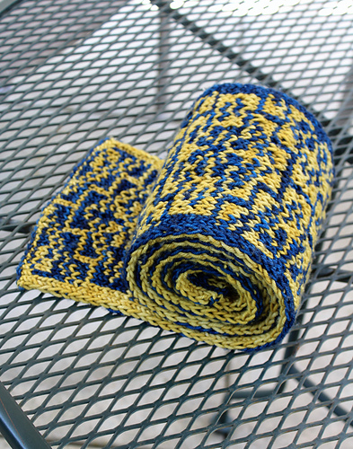 Ravelry: Swedish Rosette Scarf pattern by Pam Jemelian