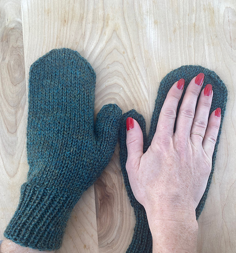 Ravelry: Worsted Wonderland Mittens pattern by Woolen Cottage
