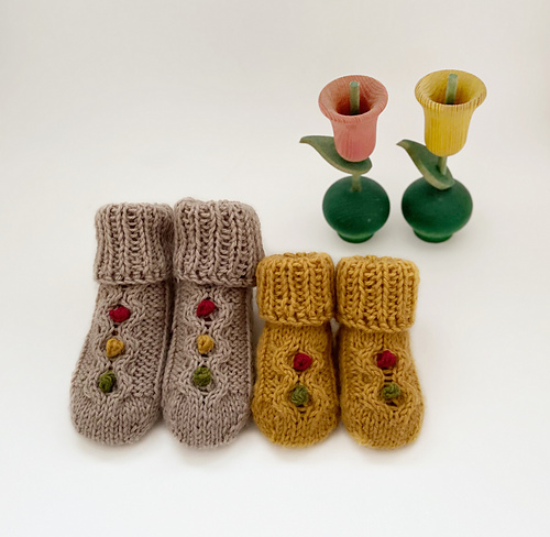 Ravelry: Traffic light baby socks pattern by wooloks