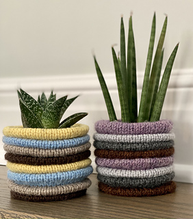 Ravelry: Roly Poly Pot pattern by Yarn Treats