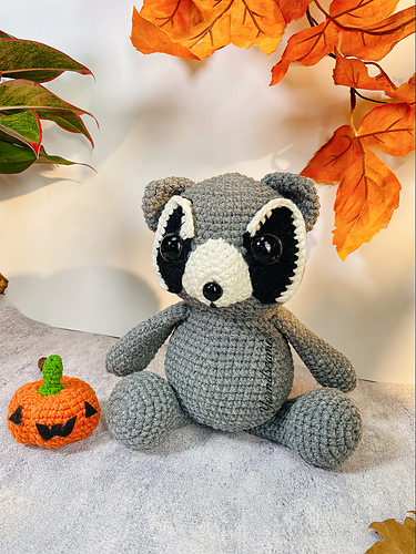 Ravelry: Raccoon Pumpkin pattern by Yarn Dreamco