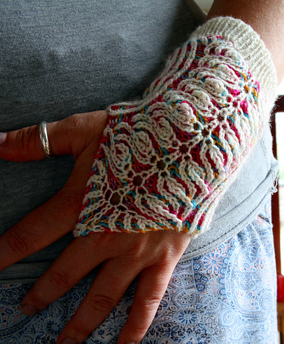 Ravelry: Ariadne Gauntlet pattern by Lollipop Guild Yarns