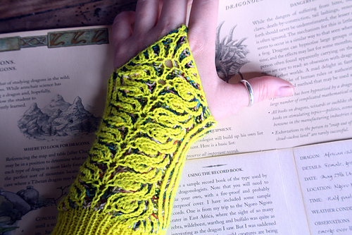 Ravelry: Ariadne Gauntlet pattern by Lollipop Guild Yarns