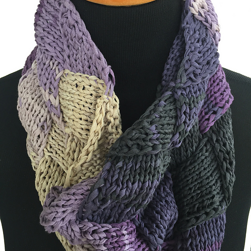 Ravelry: Lisey's Entrelac Cowl pattern by Heather Boos