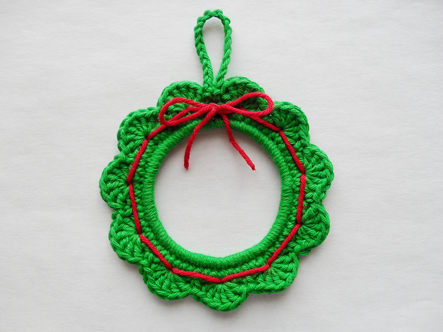 Ravelry: Small Christmas wreaths pattern by Yellow Sherbet