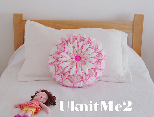 Ravelry: Pillow Pinwheel Round Cushion pattern by U Knit Me 2