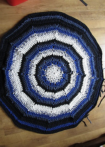 Ravelry: Pinwheel Oval Rug pattern by Barbara de Bruin-Karnekamp