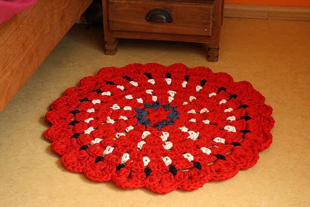 Ravelry: Granny Flower Circle Rug pattern by Barbara de Bruin-Karnekamp