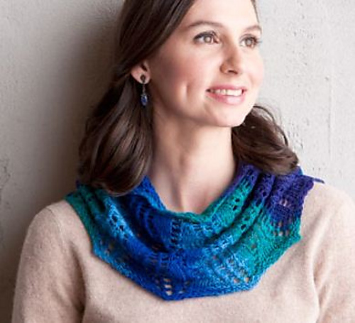 Ravelry: Rippling Fans Cowl pattern by Gladys We