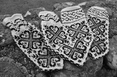 I finished these Kjærlighetsvotter (Lovers mittens) as a wedding gift ...