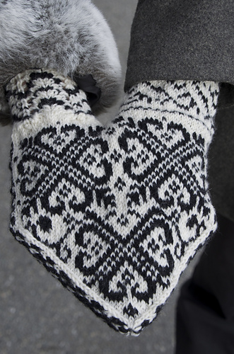 I finished these Kjærlighetsvotter (Lovers mittens) as a wedding gift ...